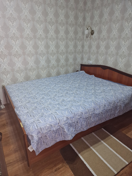 Кровать двуспальная  без матраса только коркас. Прочная.