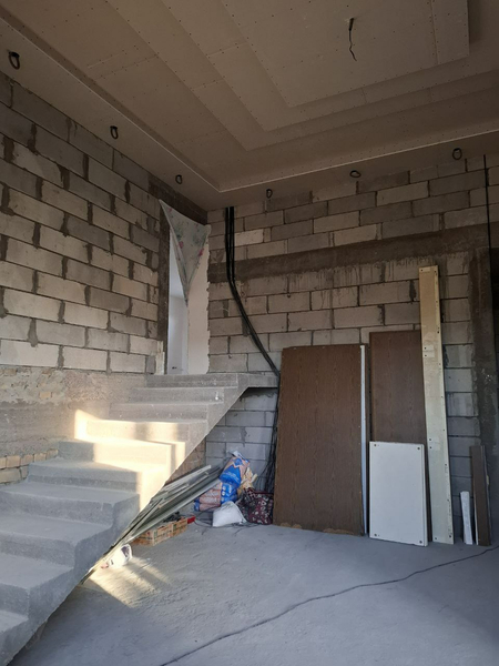 Srochni hovli sotiladi