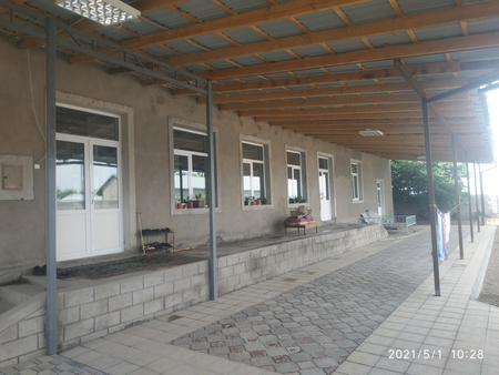 Дом свой   большой просторный пастроин из зжонного кирпича