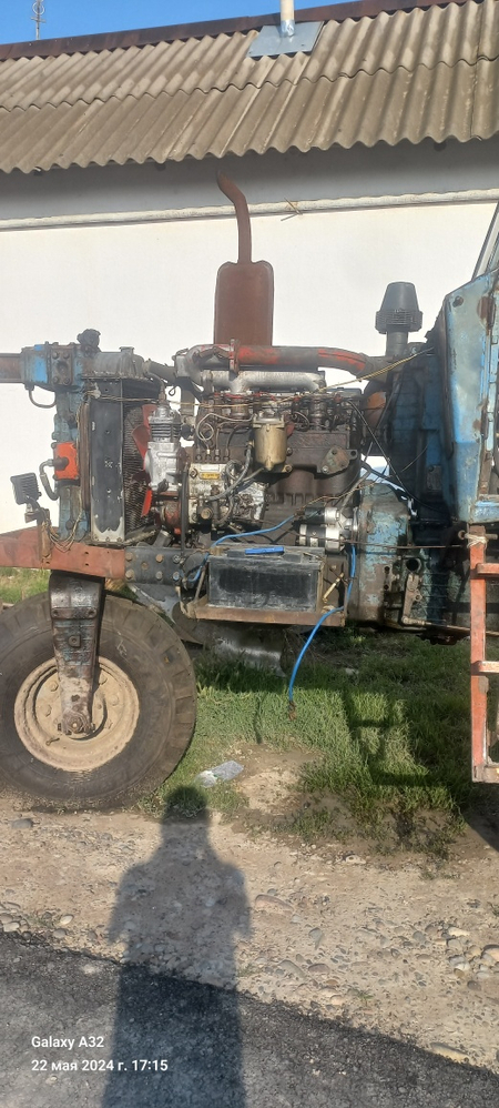 Traktor belarus 80 soz xolatda yurib turibti