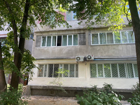 Срочно продаётся своя квартира в центре без ремонта 3/4/4 кирпич