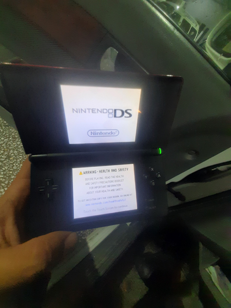 Nintendo ds lite в идеолном состаяне с флеш кардрижем