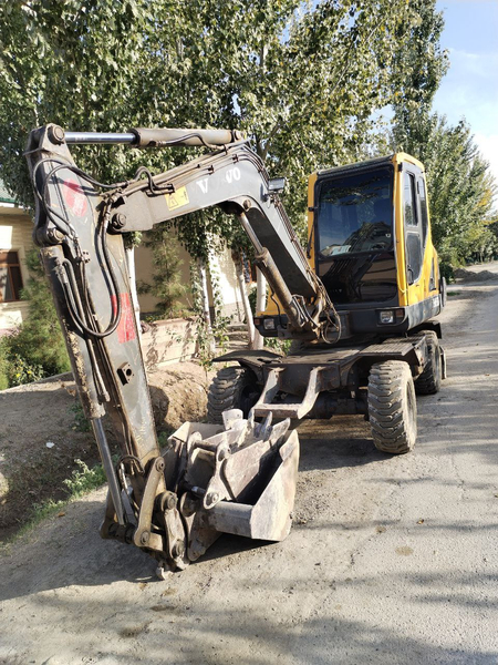 Ekskavator sotiladi shu raqamga tel qiling