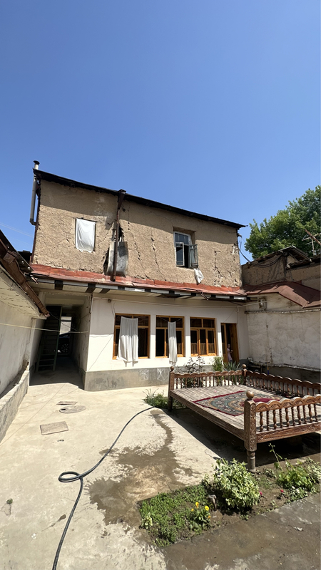 Uchastka sotiladi eski shahar, chorsu tarafdan