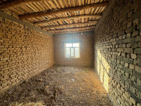 Нурафшон (Тўй тепа)  янги курилган 4 хоналик 70% битган уй сотилади.