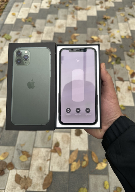 Iphone 11 sotiladi xolat yaxsh 64tali  batareka alwka uselnniy qoylgan