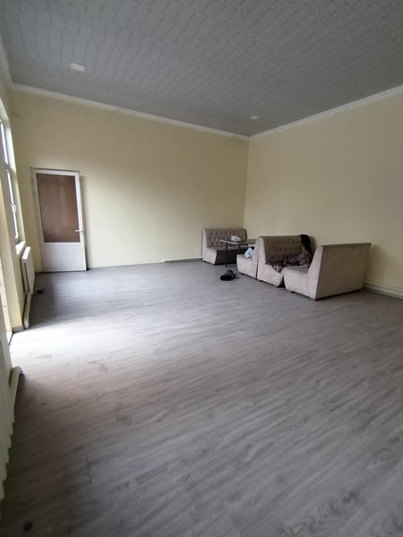 SOTILADI 2 xona 2 etaj Yangi bozor yonida Ucell dom