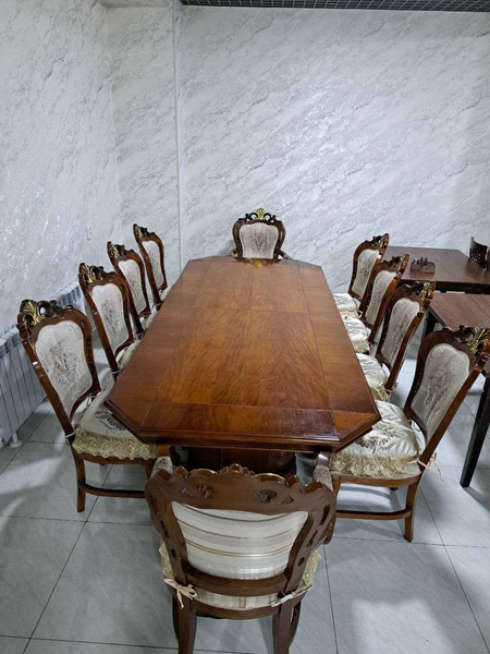 Mehmonxona mebel komplekti sotiladi.