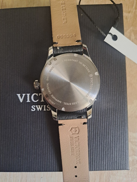 Щвейцарские часы victorinox swiss army женские