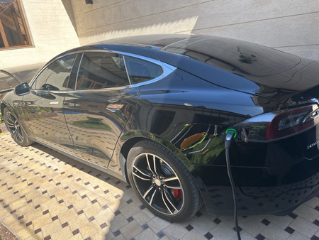 Tesla model s 85