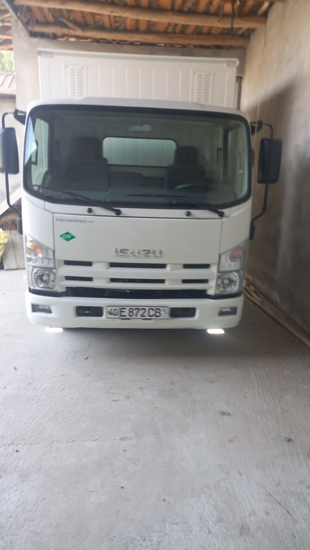 ISUZU yuk mashinasi sotiladi