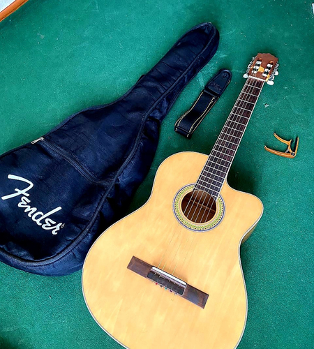 Gitara sotiladi..