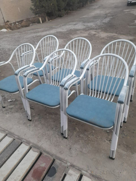 Stol stullar mavjud