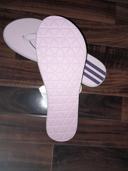 Сланцы Adidas. Новые.