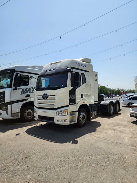 Рессорный тягач FAW J6P 6x4 CNG в наличии!