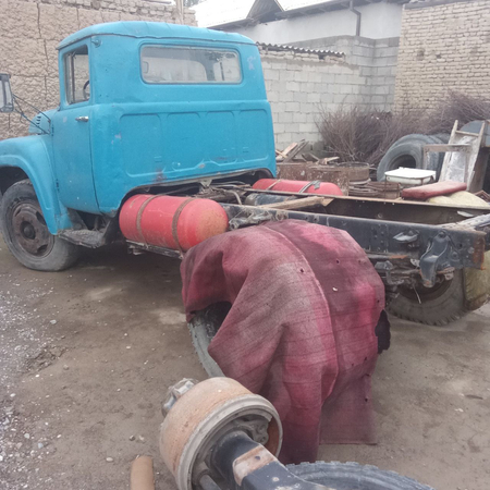 Zil mashina sotiladi.