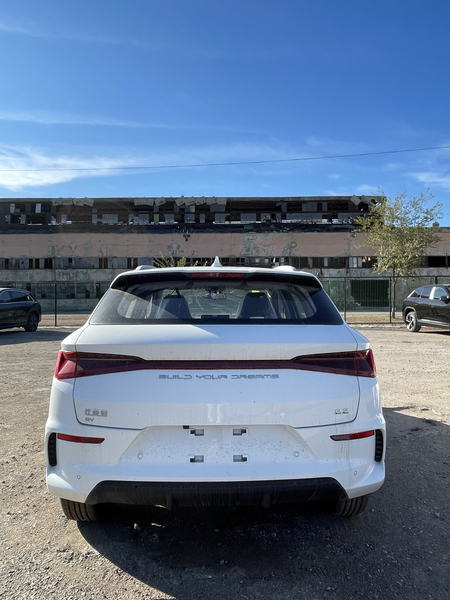 BYD E2 luxury oq rangi tayyor perecheslenyaga naqd va muddatli tolov.