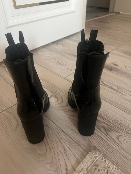 Продаются женские ботиночки