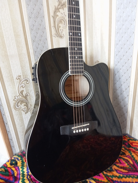 Gitara soltiladi akustik
