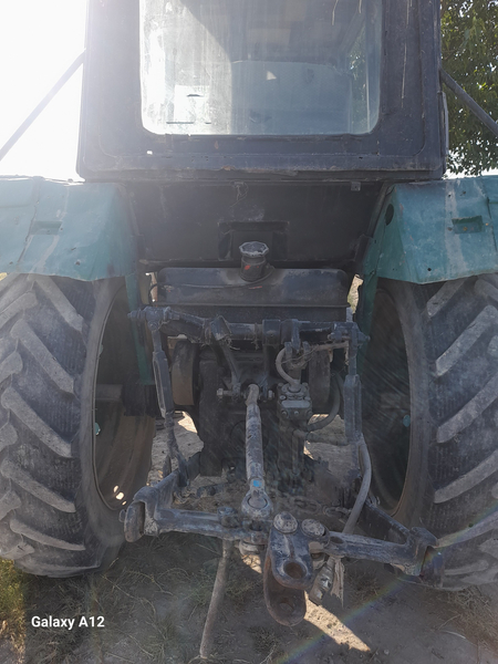 Traktor sotiladi tirkamasi bilan