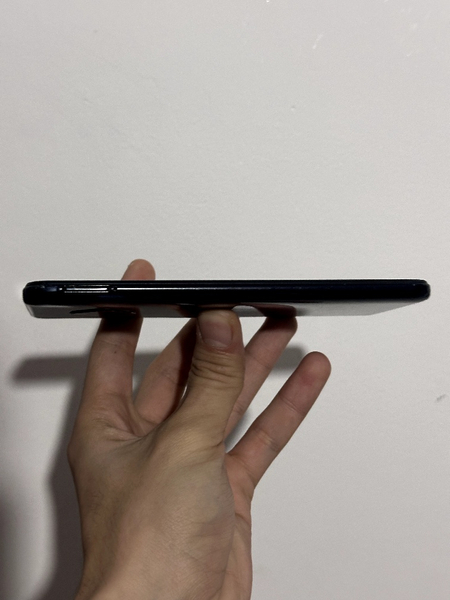 Vivo v17 holati ortacha sal qrlgan joyi bor