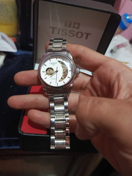 TISSOT qo‘l soati sotiladi holati yangi