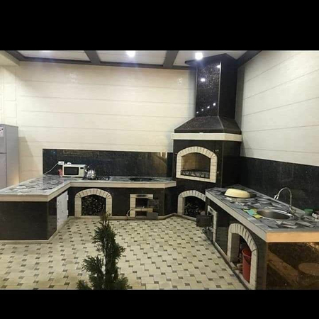 Кладка барбекю, камина из кирпича. Установка мраморных столешниц.
