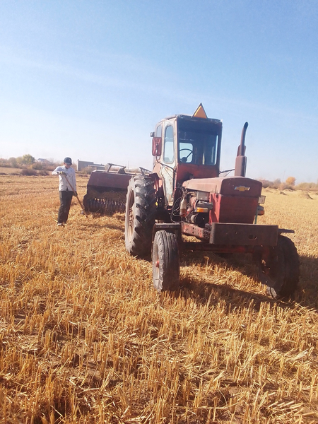 T 28 traktor sotiladi