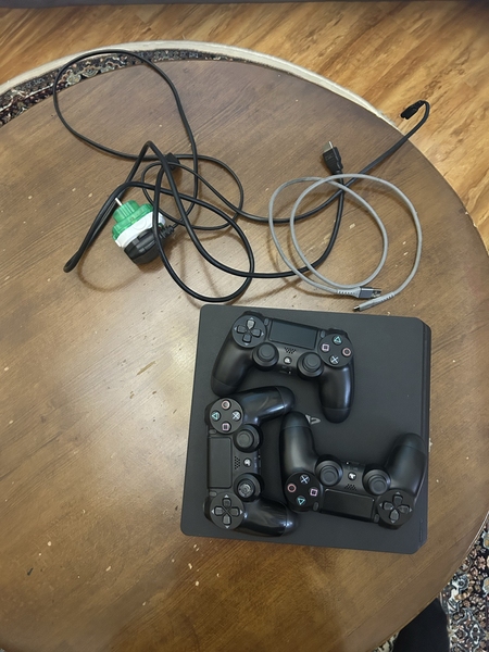 PlayStation 4 Slim + 20 игр официально куплены можно играть онлайн