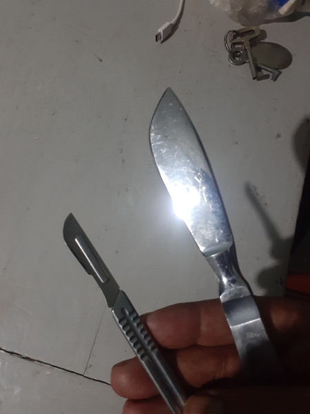 Скальпель и шприц