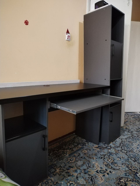 Kompyuter stol shkafi bilan sotiladi