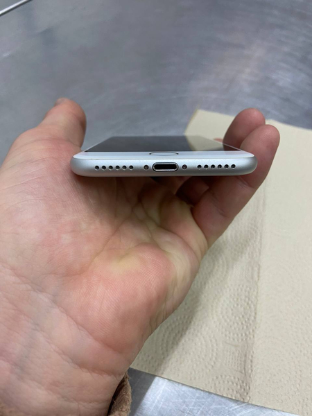Продаю Iphone 7 
Процессор 2370 МГц(4-ядерный )
Память 128 Гб,3Гб RAM