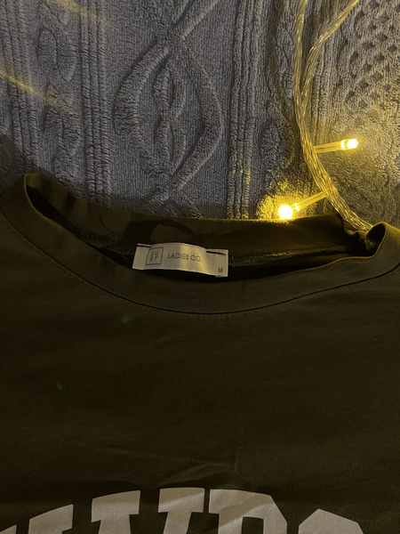 oversize женская футболка болотного цвета с принтом