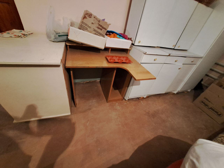 Куханный гарнитур,компьютер.стол 2та.тепасида келишилади.