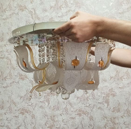 Продаётся сервант, тумба и люстра