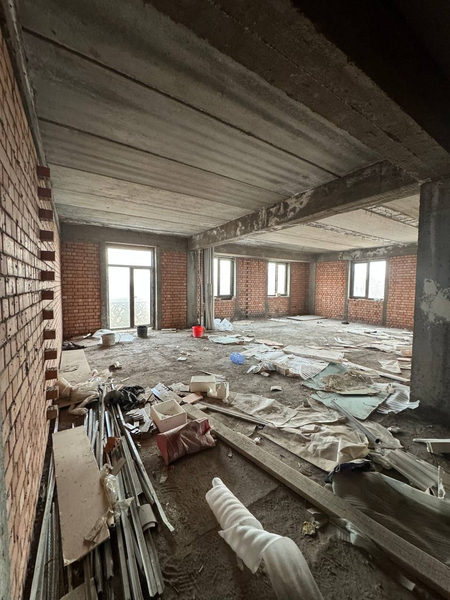 Продаётся квартира коробка 103кв²