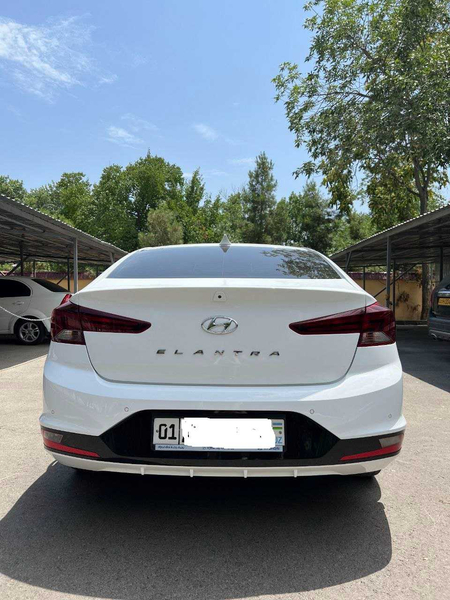 HYUNDAI ELANTRA 2020 г.в. белого цвета объем 1,6