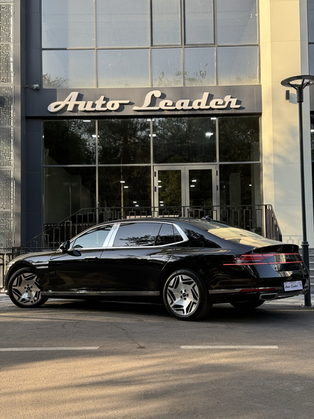 Genesis G90 4WD Limousine