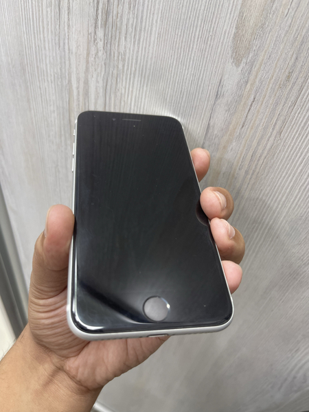 Iphone se 2020 nasiya savdo bor