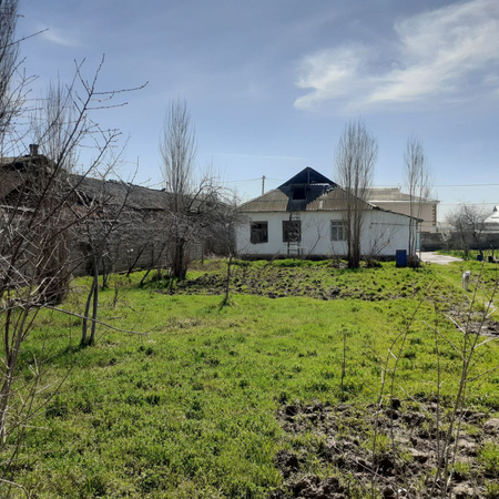 Uy sotiladi 14 sotox 4 xona + oshxona molxonasi bor Gaz svet suv bor