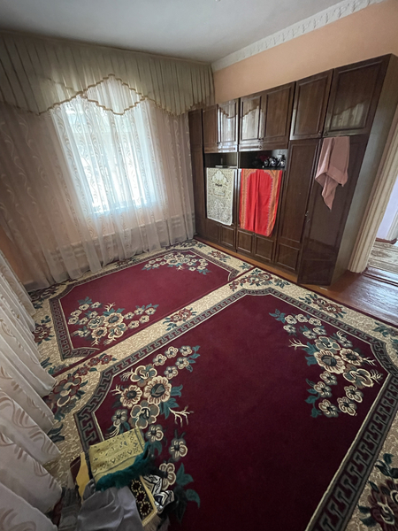 Hovli uy sotiladi Manzil Olmaliq Shaxar 17-maktab tarafda