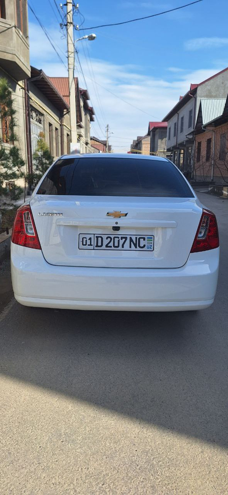 Lacetti avtomobili sotiladi