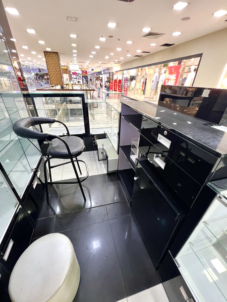 Витрина для магазина продается