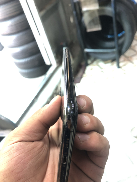 Iphone xs max rangi qora xolati zor