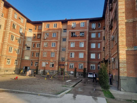 Новостройкада 1 каватида 59 кв.м 2 хонали уй расрочкага сотилади