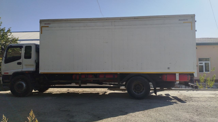 Katta Isuzu usti kòtarilgan