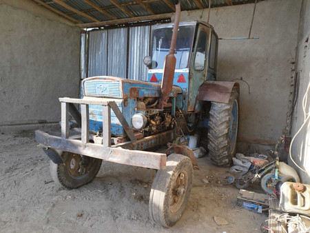 Traktor sotiladi T28