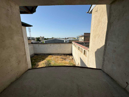 2 qavatli 4 sotiqli karobka holatdagi hovli sotiladi.