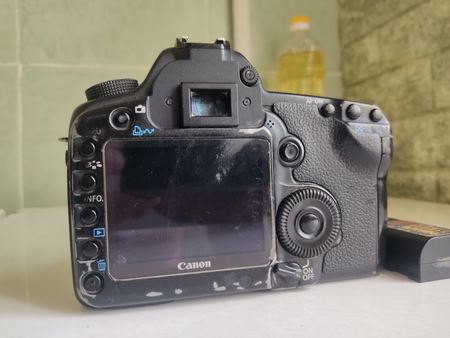 Canon 5 d mark 2.   400 $