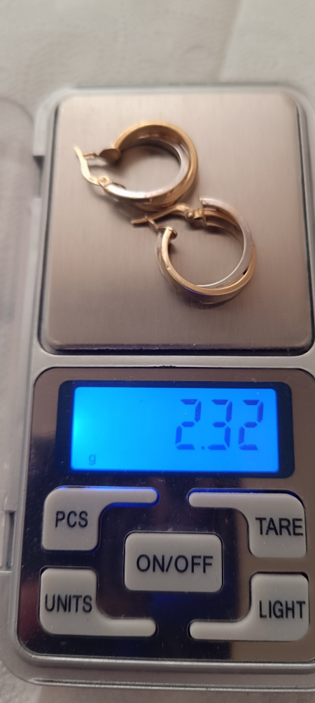 Продаются золотые серьги